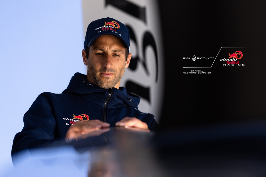 Wear Alinghi Red Bull Racing colors! - Alinghi Red Bull Racing